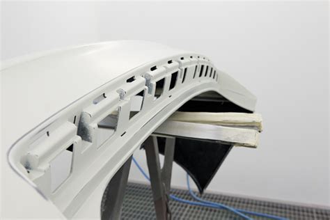 페인팅 후 자동차 요소 본체 스프레이 부스에서 자동차의 건조 부품 0명에 대한 스톡 사진 및 기타 이미지 0명 가리기