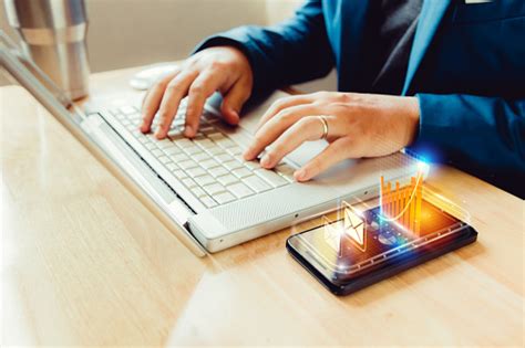 비즈니스를 위한 통신에서 노트북과 스마트 폰 화면 디스플레이 및 기술 진보를 사용 하는 사업가 미래에 살고 있는 발전의 홀로그램