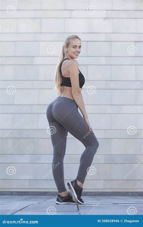 Fitness Mujer Deportiva Mostrando Su Cuerpo Bien Entrenado Foto De Archivo Imagen De Negro