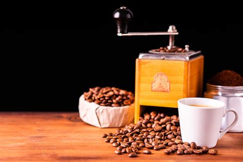 신선한 카페 상쾌한 카페인 화이트 컵 구운 유기농 커피 콩 농장 빈티지 나무 분쇄기 클래식 금속 커피 냄비 에 블랙 에스프레소와 유리 크림 거품 우유 카푸치노 라떼 0명에