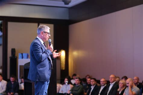 무료 사진 사업가 말하기 관리자 강당 비즈니스 회의 관객 남자 사람 스피커