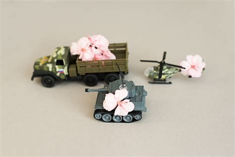 뒤에 꽃이 있는 전쟁 기계 평화와 전쟁 군사 행동 탱크의 배럴에 있는 꽃 육군에 대 한 개념 빈 공간 복사 공간 텍스트를 위한 공간 승리의 날 5 월 9 일 세계 대전 5