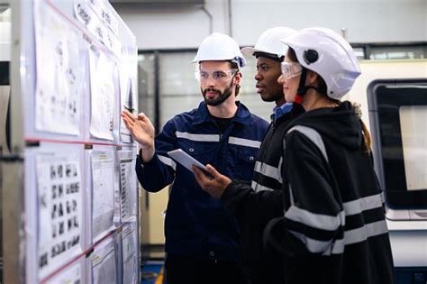 Cnc 기계를 작동하고 제어하는 엔지니어 기계공 3 명에 대한 스톡 사진 및 기타 이미지 3 명 Cnc 장치 Stem 주제 Istock