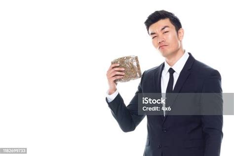 넥타이 양복을 입고 흰색 배경 앞에 서 있는 남성 1인 정면 허리 업 2029세 성인 잘생긴 중국 민족 동아시아 민족 남성 젊은 남성 사업가 비즈니스 맨 20 29세에 대한