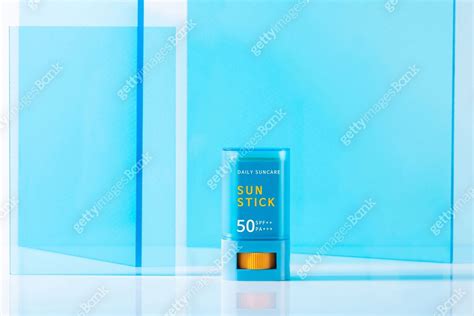 아크릴 백그라운드 여름 화장품 몸단장제품 선크림 화장품 로션 자외선 자외선차단 스킨케어 밝은청색 파랑