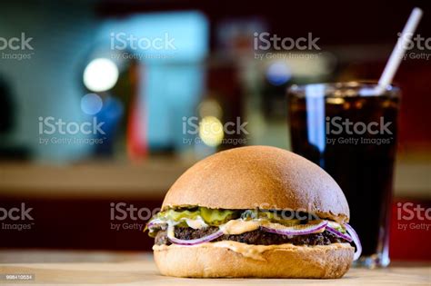 난 쇠고기 치즈와 양파와 맛 있는 패스트 푸드 햄버거 제공 0명에 대한 스톡 사진 및 기타 이미지 0명 길거리 음식 레스토랑 Istock