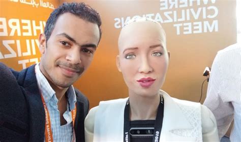دوت مصر تلتقط أول سيلفي مع الروبوت صوفيا في منتدى الشباب