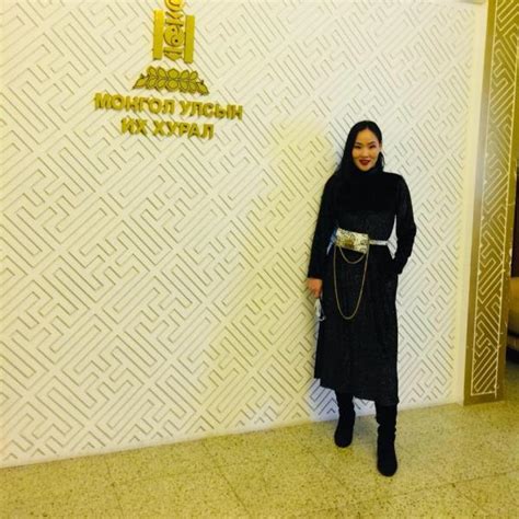 Хамгийн залуу аймгийн алдарт уяач цолтой эмэгтэй