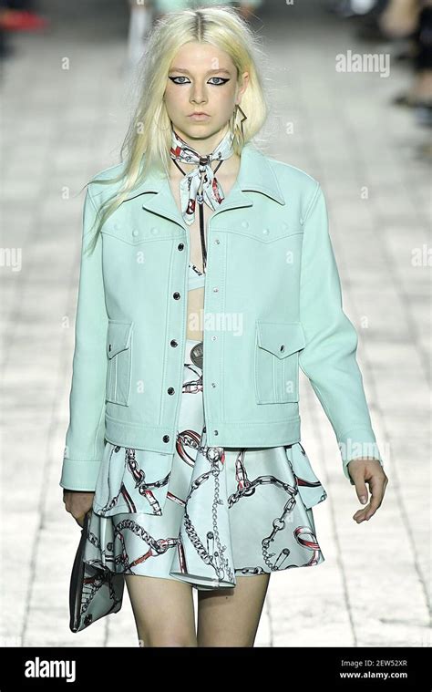 Model Hunter Schafer Marche Sur La Piste Pendant Le Spectacle De Mode