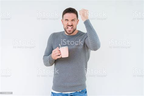 젊은이 고립 된 배경 화가 위에 커피와 미친과 제기 손으로 소리 분노와 좌절 외치고 분노 개념의 Driking 컵 남자에 대한