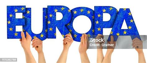 유럽 연합 국기 색상 관광 여행 선거 개념 고립 된 흰색 배경을 형성하는 독일어 단어 Europa 를 형성하는 나무 문자 문자를 들고 있는 사람들 팔 유럽 연합에 대한 스톡