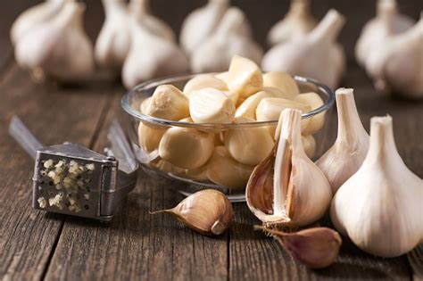 배경에있는 나무 소박한 테이블에 마늘 전구 껍질을 벗기지 않은 마늘 더미 건강한 식생활에 대한 스톡 사진 및 기타 이미지 건강한 식생활 드레싱 식품 마늘 Istock