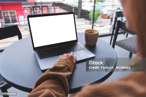 빈 흰색 바탕 화면 화면이있는 랩톱 컴퓨터에서 사용하고 작업하는 여성의 모형 이미지 35 39세에 대한 스톡 사진 및 기타 이미지 35 39세 가정 생활 개념
