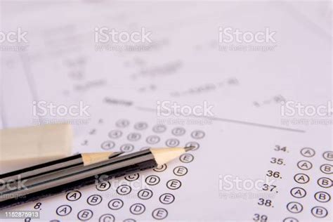 답변 시트의 연필 및 지우개 또는 답변이 버블링 된 표준화 된 테스트 양식 객관식 응답 시트 개념에 대한 스톡 사진 및 기타 이미지 Istock