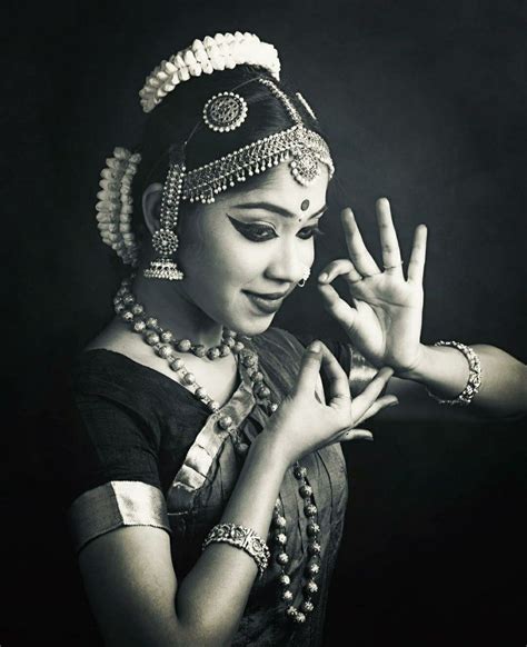 Pin By Mahek Gada On Poses Dance Photography Poses Indian Classical