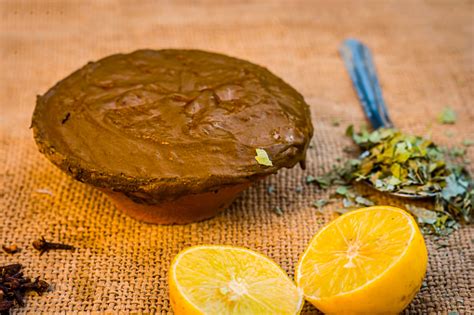 헤 너 Lawsonia Inermis 붙여넣기 천연 성분 즉 레몬 감귤 류 Limon 장 골 인도 Azadirachta Indica Neem Coffea 커피 가루와 함께