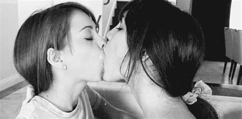 Sisters Share A Romantic Kiss Burgerlover