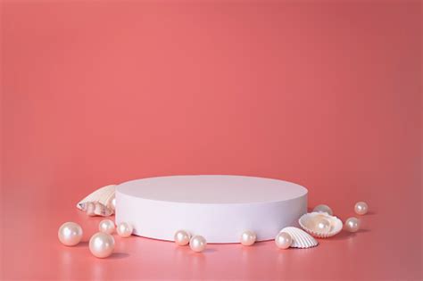 진주와 조개와 분홍색 배경에 흰색 연단 제품 화장품 프리젠 테이션연단 창조적 인 조롱 미용 제품을 위한 받침대 또는 플랫폼 광고에 대한 스톡 사진 및 기타 이미지 Istock