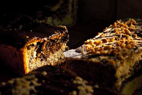 상점 창에 빨간 박제 둥근 케이크 케이크는 조각으로 잘라 0명에 대한 스톡 사진 및 기타 이미지 0명 과일 미식가 Istock