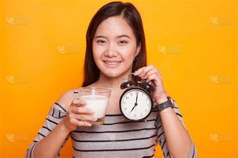 钟 牛奶 女人 拿着 健康食物 玻璃杯 亚洲 水平画幅 夜晚 膳食