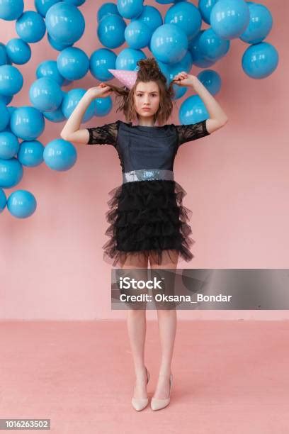 생일 콘 핑크 벽 파란 풍선 배경에 가까운 눈 포즈에서 십 대 소녀 세로 길이 초상화 공휴일에 대한 스톡 사진 및 기타 이미지 공휴일 꿈꾸기 놀라움 Istock