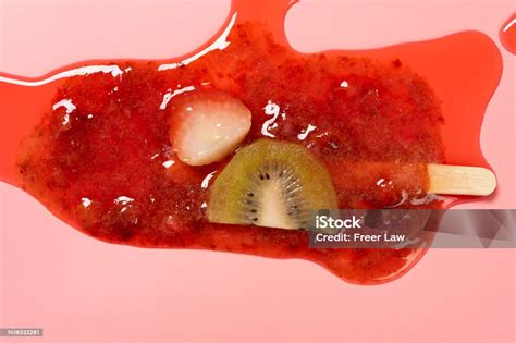 톱 뷰 체리 맛 팝시클 키위 과일과 딸기 조각이 분홍색 배경에 녹아 0명에 대한 스톡 사진 및 기타 이미지 0명 Popsicle Stick 과일 Istock