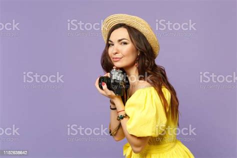 노란 드레스 여름 모자 파스텔 바이올렛 벽 배경에 고립 된 복고풍 빈티지 사진 카메라에 사진을 찍는 멋진 젊은 여자 사람들은 진심으로 감정 라이프 스타일 개념입니다 복사
