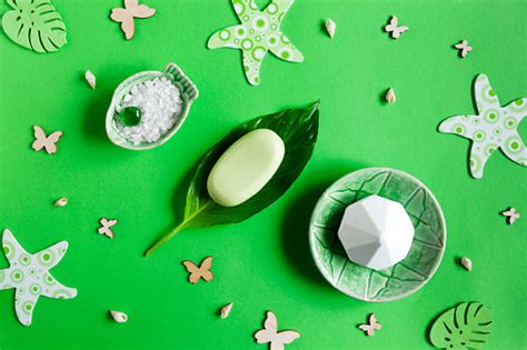 향기로운 목욕 소금 비누 신선한 녹색 식물 잎으로 아름다운 Spa 컨셉 구성의 클로즈업 사진 녹색 배경에 대한 스톡 사진 및 기타 이미지 Istock