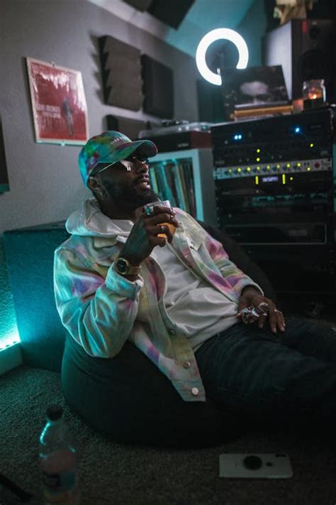 남자 선글라스 수염 난 사람 수직 쐈어 앉아 있는 야구 모자 유리 잔 잡고 있는에 관한 무료 스톡 사진