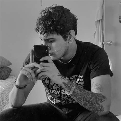 I S M A E L Ismael 22k • Threads Say More