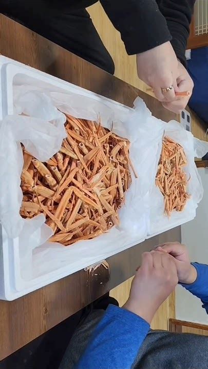 누가 먼저 까나 내기중ㅋㅋ 도매가로 보내 드리는 해각포 까먹는 소리도 잼나 자꾸만 손이가요 영덕대게태흥 일상 맛집 살찬
