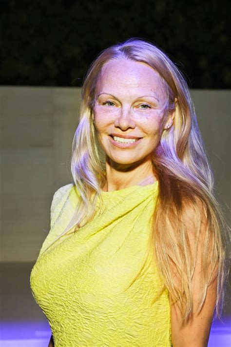 Pamela Anderson Bez Makijażu I Z Cienkimi Brwiami
