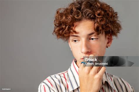 회색 배경에 줄무늬 셔츠에 귀걸이를 착용 한 15 세 십대 소년의 클로즈업 스튜디오 초상화 불안에 대한 스톡 사진 및 기타 이미지 불안 십대 소년 십대 Istock