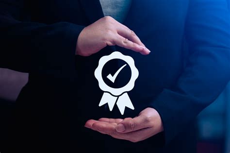 비즈니스 여성의 손은 품질 보증의 상징을 보여 주거나 우수한 제조 표준을 인증합니다 Iso 인증 및 표준화 개념 보증 표준 증명서에 대한 스톡 사진 및 기타 이미지 Istock