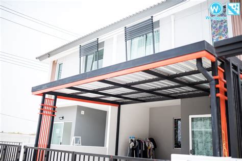 หลังคาเมทัลชีทกับงานหลังคาโรงรถสไตล์โมเดิร์น เสาระแนงสีส้มสุด Chic Wongguru