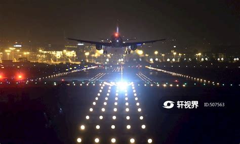 深夜成都双流国际机场跑道灯前降落的飞机 图片 轩视界