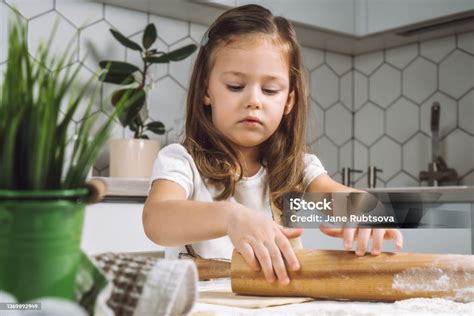 초상화 작은 스튜디오 소녀 롤링 반죽을 배우고 모양 부활절 과자 만들기 롤링 핀 밀가루를 들고 있습니다 근접 촬영 2 3 살에 대한 스톡 사진 및 기타 이미지 Istock