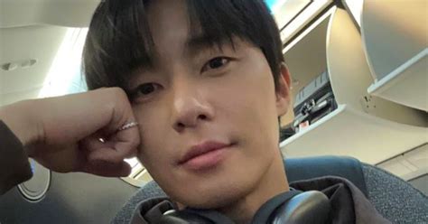 박서준 ‘남친짤 장인 아니랄까 봐 캐나다行 비행기서 ‘훈훈 미소