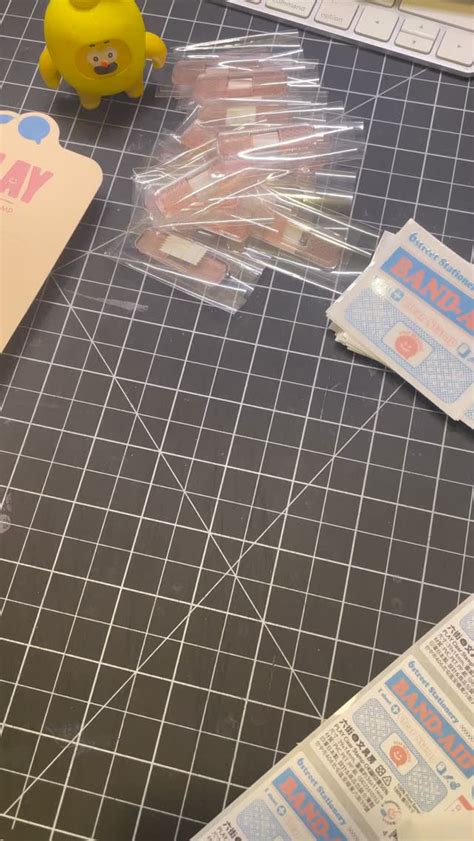 第一彈Play印章上架是沒辦法止血的廢物ok繃印章雖然沒辦法真的止血但可以止心頭的血 還會繼續做其他廢物印章