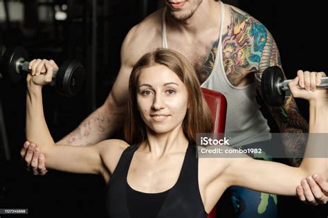활성 아름 다운 피트 니스 모델 소녀와 그녀의 트레이너는 체육관에서 벤치에 아령과 훈련 가냘픈에 대한 스톡 사진 및 기타 이미지 가냘픈 강사 개성 개념 Istock