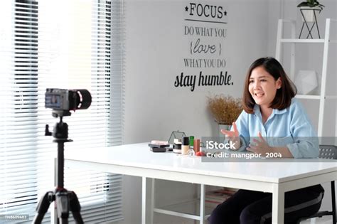 젊은 아시아 여성 아름다움 블로거 비디오 자습서 동영상 블로그 개념 사람 및 기술 통신을 구성 하는 방법을 보여주는 개념에 대한 스톡 사진 및 기타 이미지 Istock