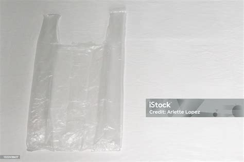 일회용 비닐 봉지를 줄이고 책임있는 소비를 촉진하기위한 목적으로 국제 비닐 봉지 무료 의 날 0명에 대한 스톡 사진 및 기타 이미지 Istock