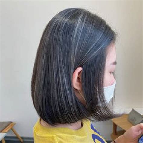 比染黑更適合遮白頭髮的選擇？白髮挑染讓你延長補染的時間！