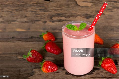 딸기 스무디 레드 화려한 과일 주스 밀크 셰이크 혼합 음료 건강 한 고 단백 맛이 유리 음료 에피소드 아침 나무 배경에서 맛 있는 0명에 대한 스톡 사진 및 기타 이미지