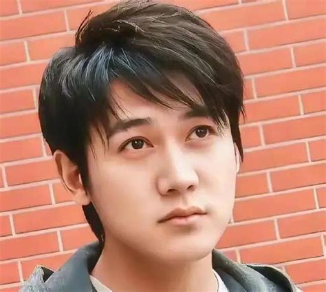 陆毅最红时公开恋情，粉丝担心掉粉事业毁，他却选择守护鲍蕾28年