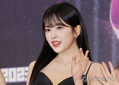 손인사 하는 안유진 연합뉴스