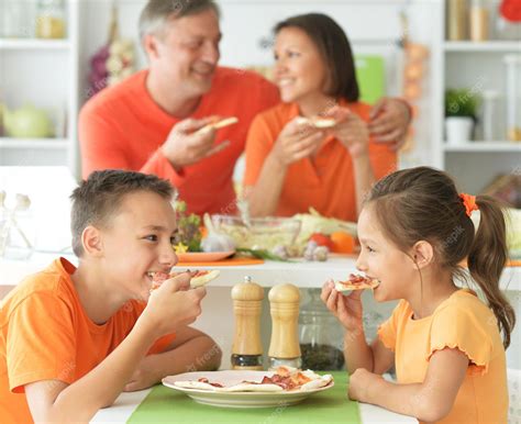 Lindo Hermano Y Hermana Degustando Ensalada Juntos En La Cocina Foto Premium