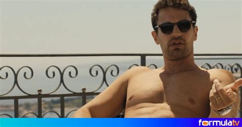 El Desnudo Integral De Theo James En The White Lotus Iba A Ser Todavía Más Explícito Formulatv