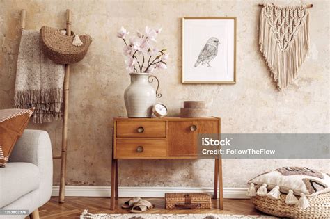 나무 빈티지 Commode 가구 램프 식물 카펫 베개 골드 모의 포스터 프레임 식물 장식 및 개인 액세서리와 거실의 현대적인 복고풍 구성 와비 사비에 대한 스톡 사진 및