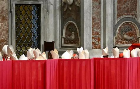 У Ватикані обирають нового Папу Римського на площі зібрались люди в очікування білого диму